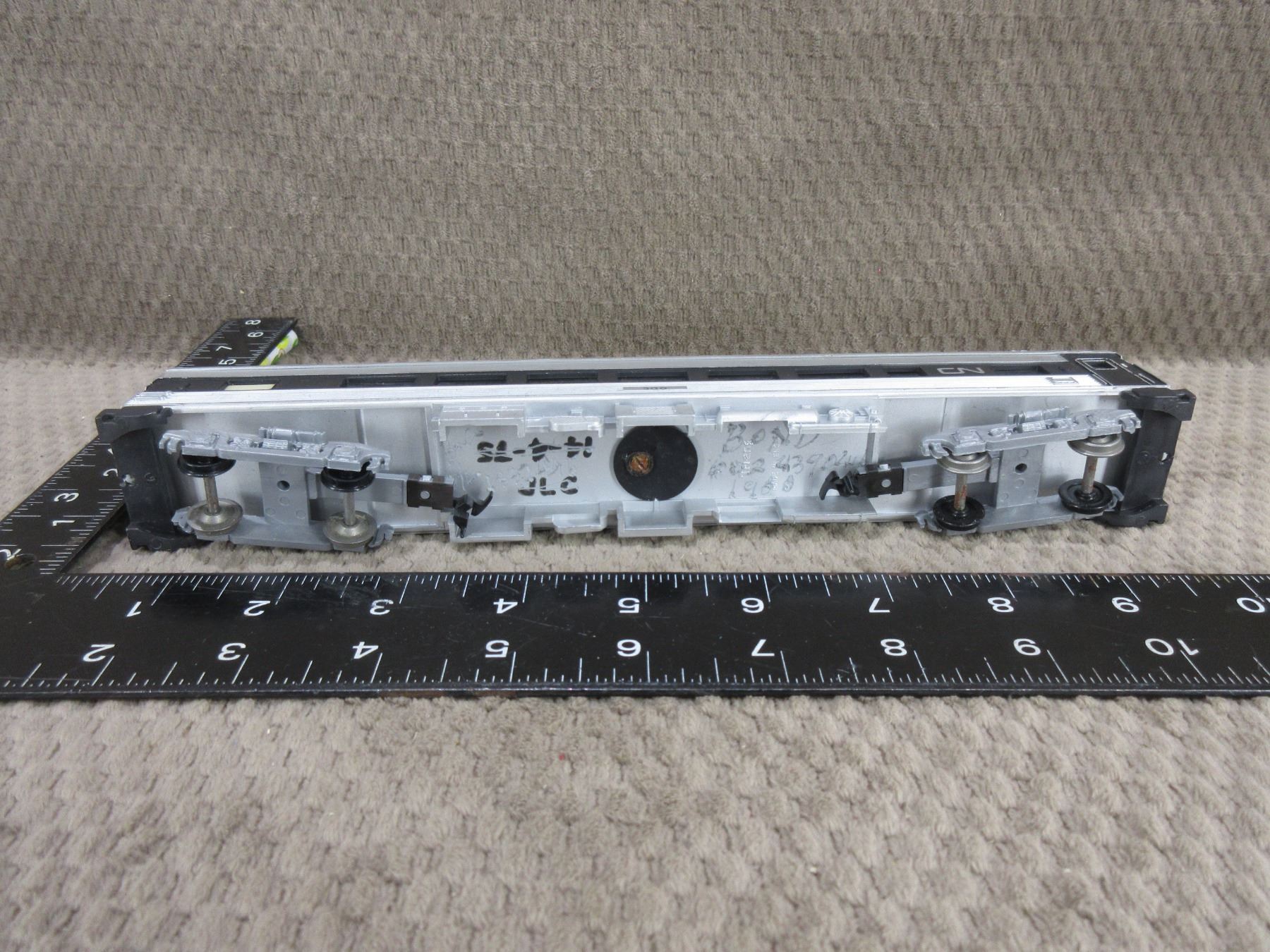 Passenger Car 300 - CN Rail - HO Scale