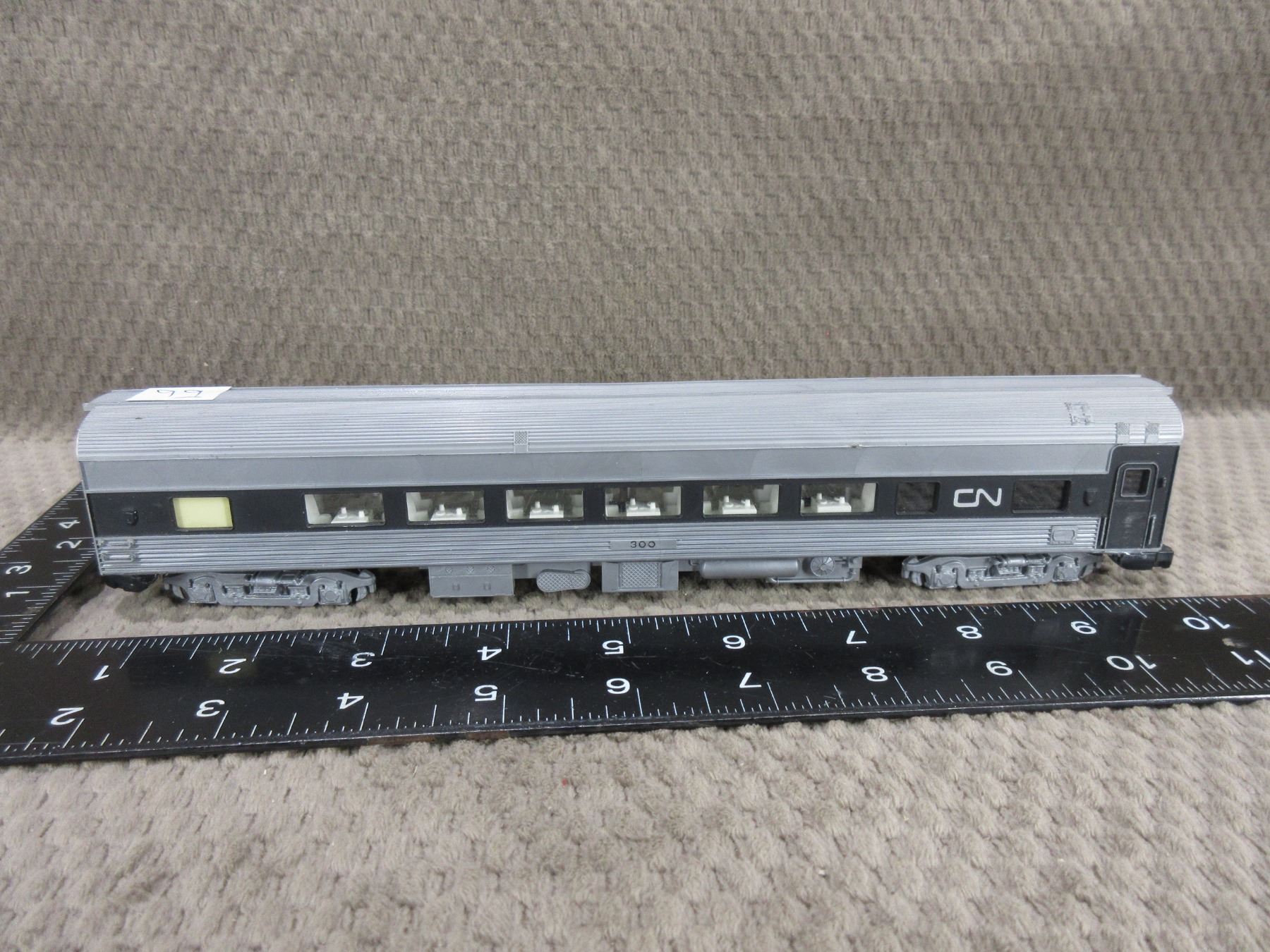 Passenger Car 300 - CN Rail - HO Scale