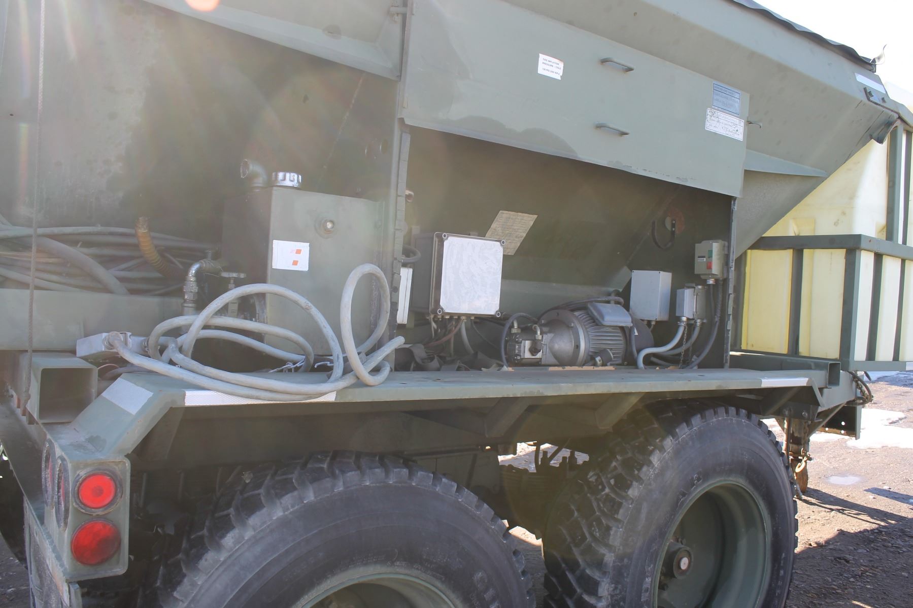 London Tandem Axle Pintle Hitch Army Trailer c/w 11' Sanding Spreader ...