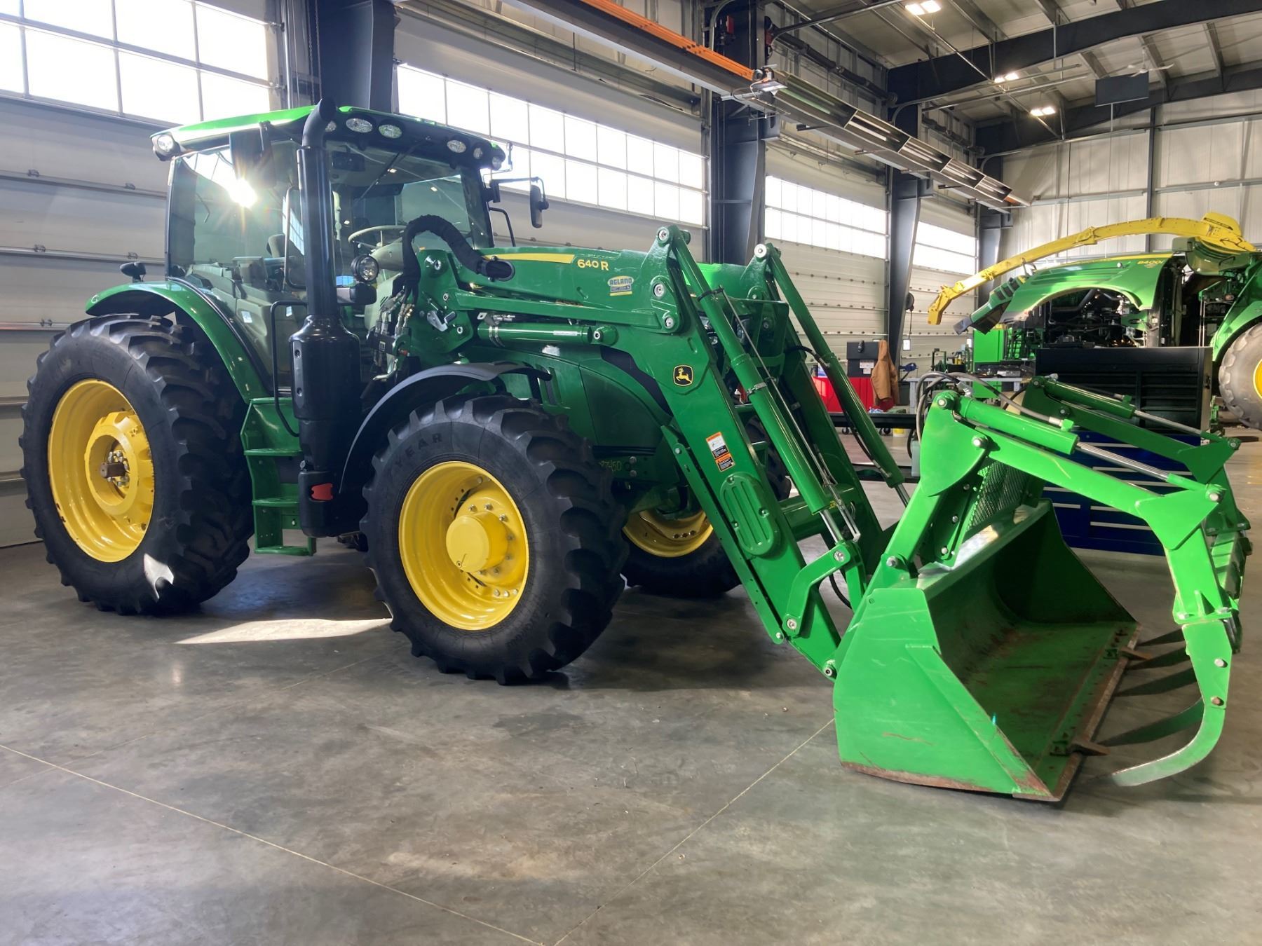 2017 John Deere 6155R Tractor, Loader & Grapple Fork, FWA, 20 speed Auto Quad, 540 & 1000 PTO. 2867