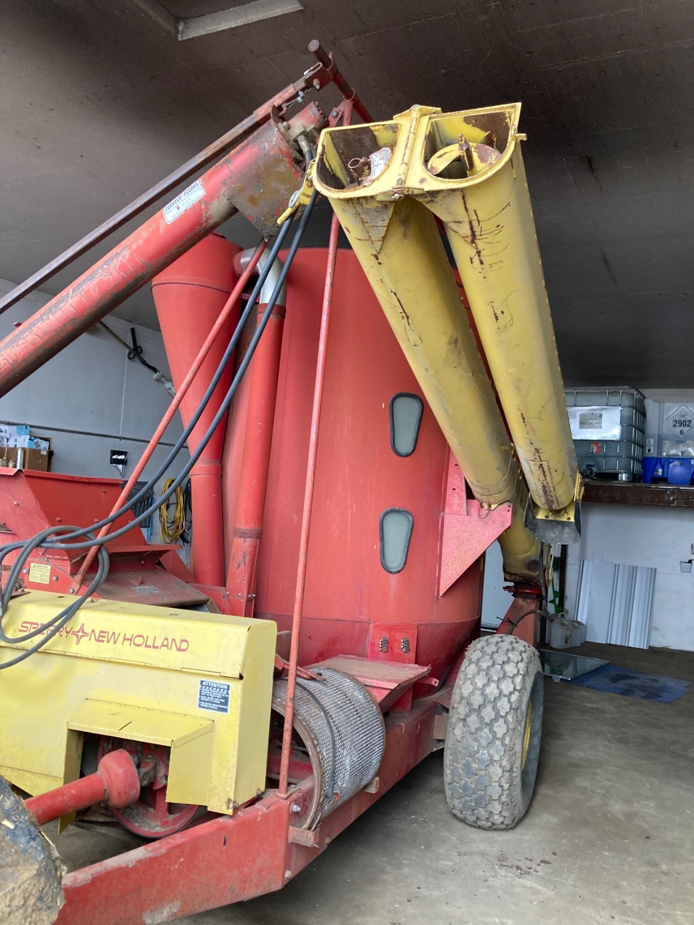 359 NH mixer mill comes with bale intake, new hammers, electric winch ...