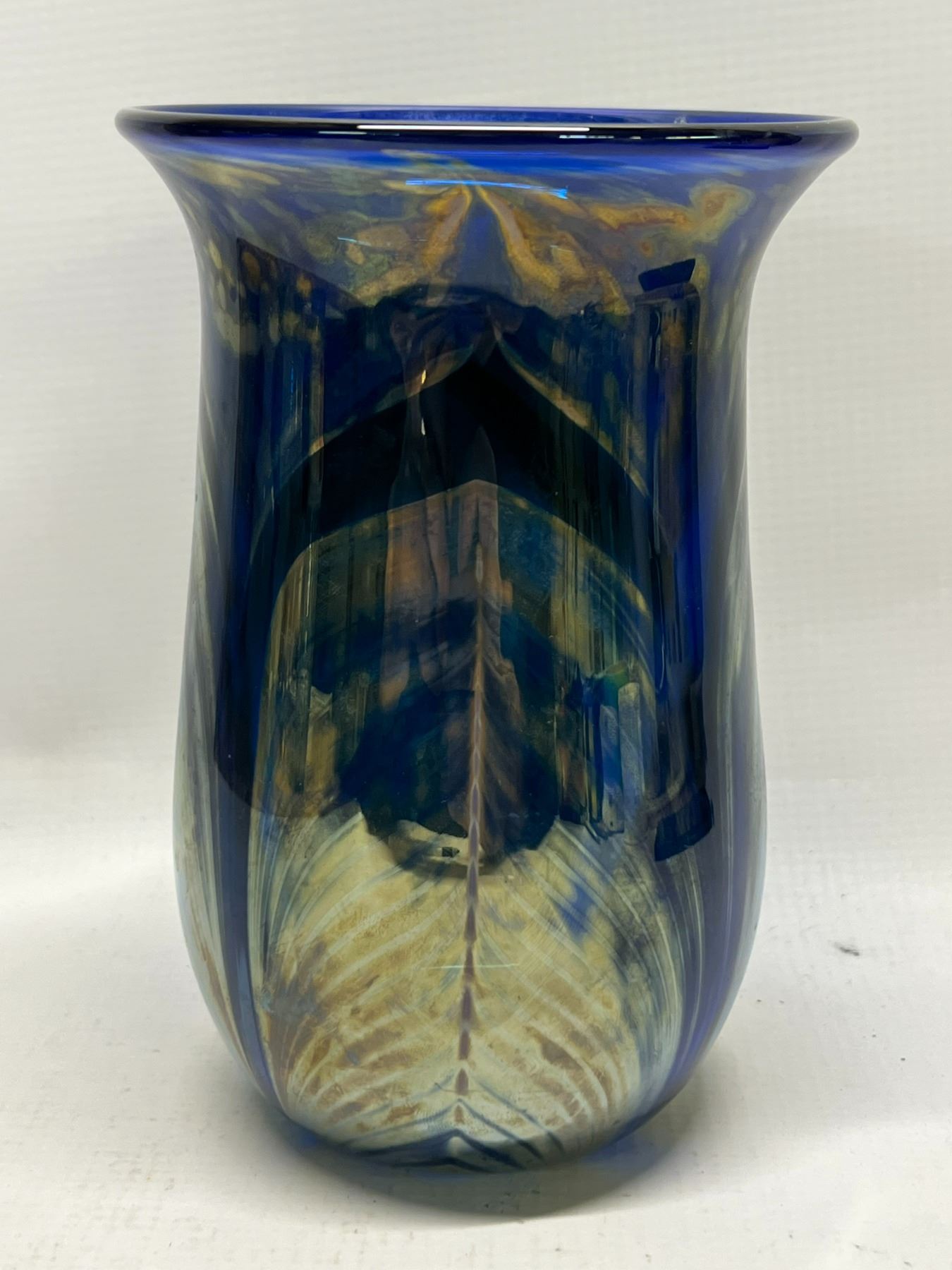 Signed Roger Roland Studio Art Glass Vase Approx: 7"T 4.5"W