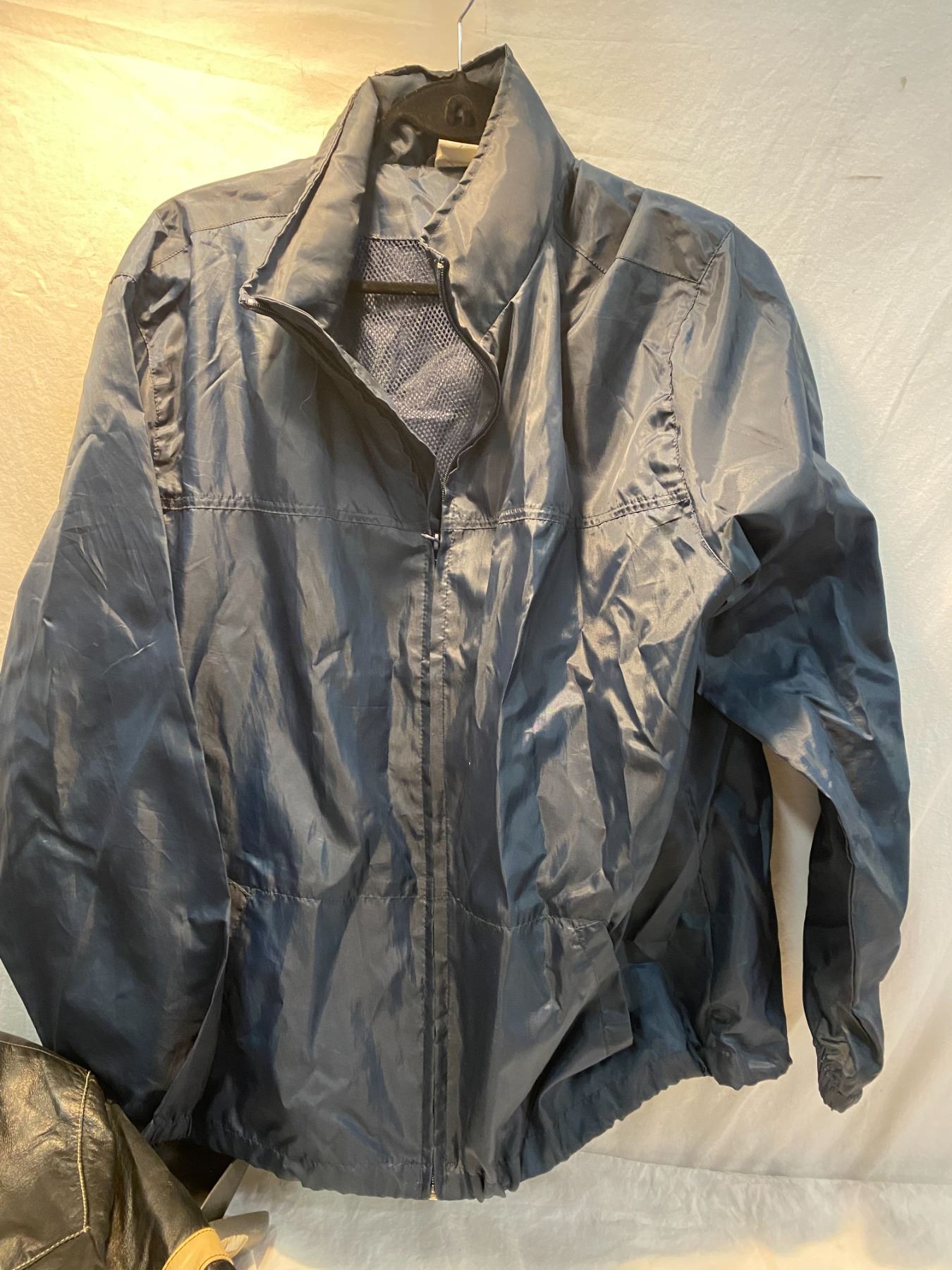 Mens large wind breaker