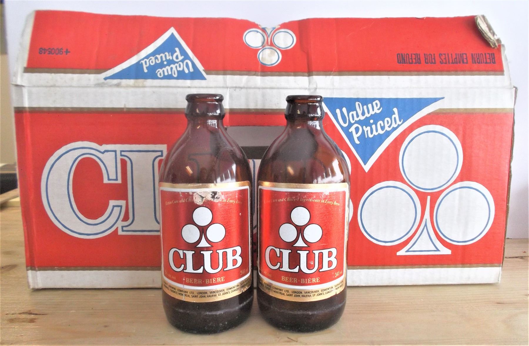 Vintage Club Beer Case with Two Stubby Beer Bottles