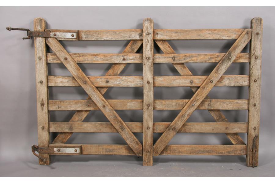 LOT RUSTIC WOOD SWINGING GATES