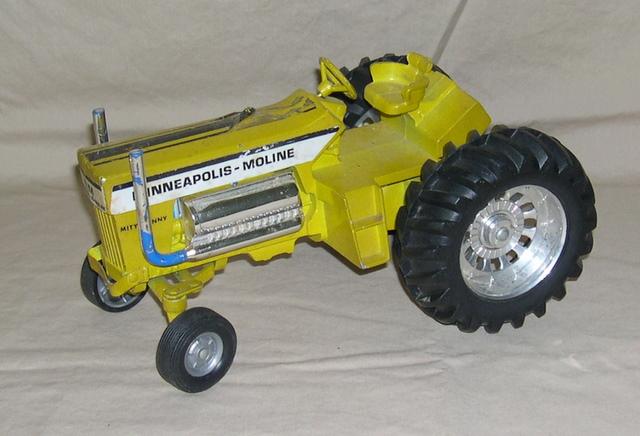 MM Mighty Minnie Pulling Tractor w/ Wide Wheels