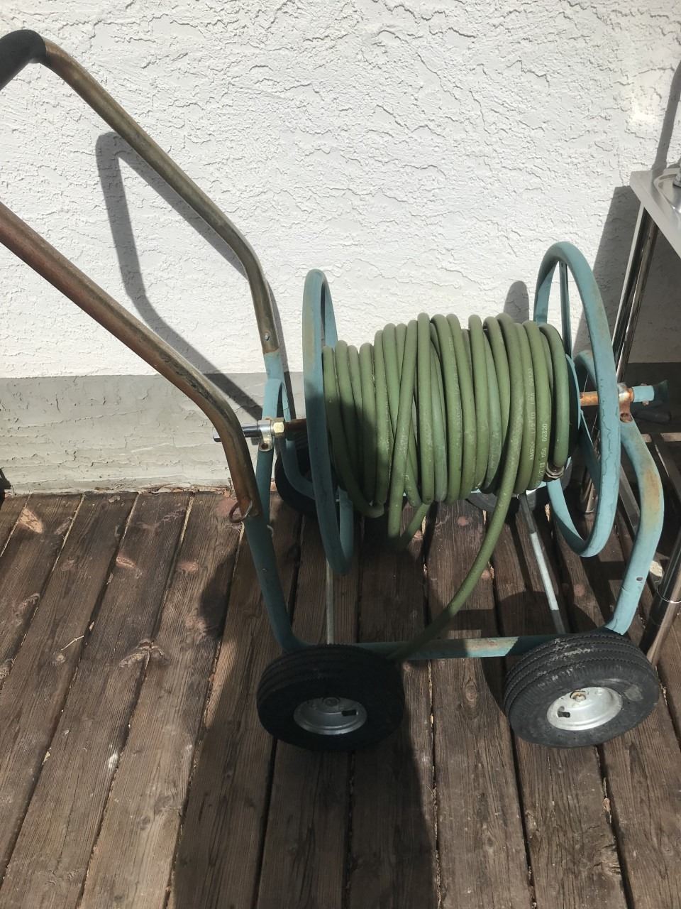 DRIVEWAY: Hose & Rolling Reel
