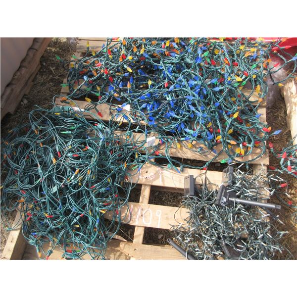 BEHIND SHOP: Pallet with Outdoor Christmas Decorations