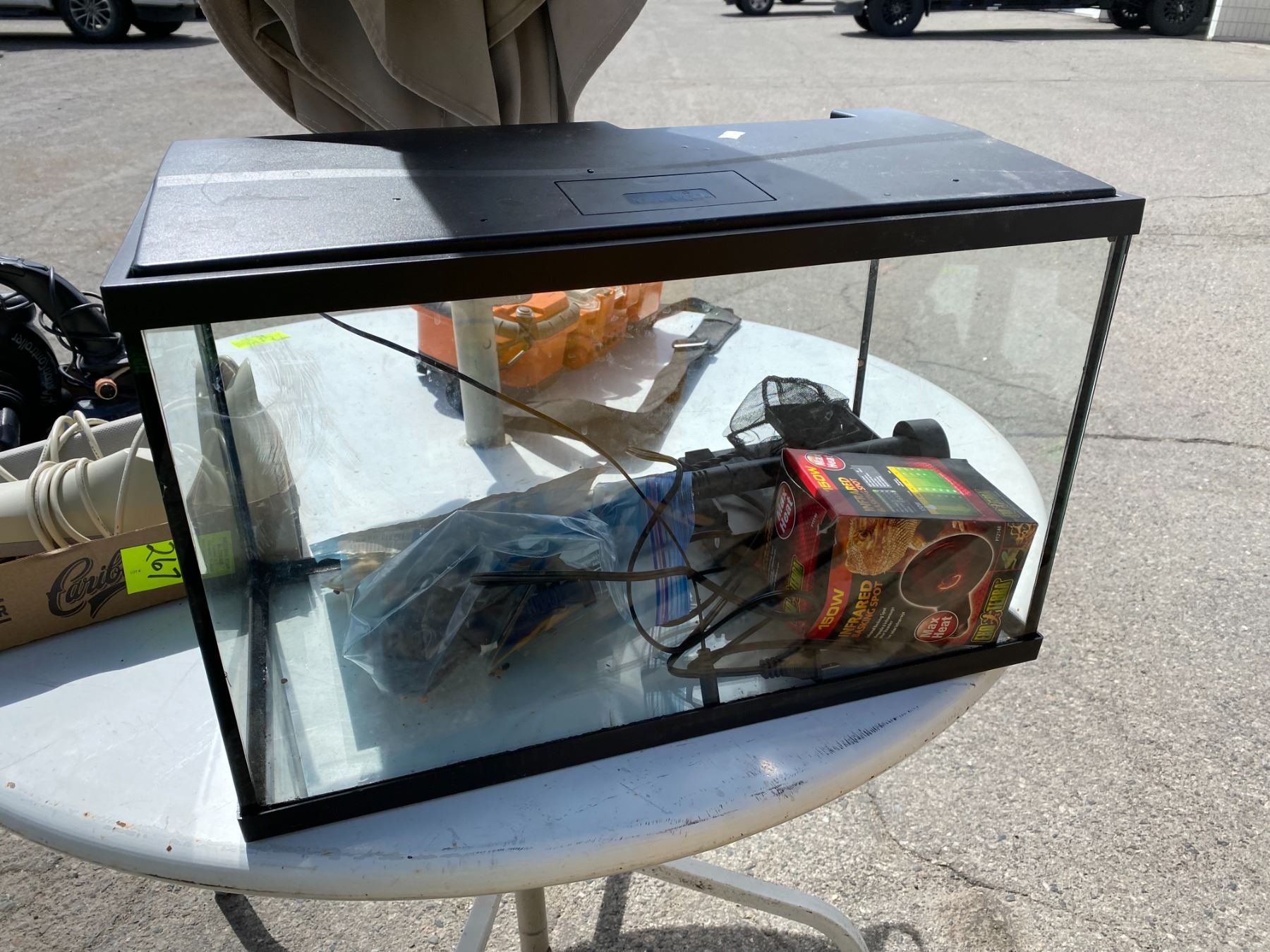 Top fin tank and accessories