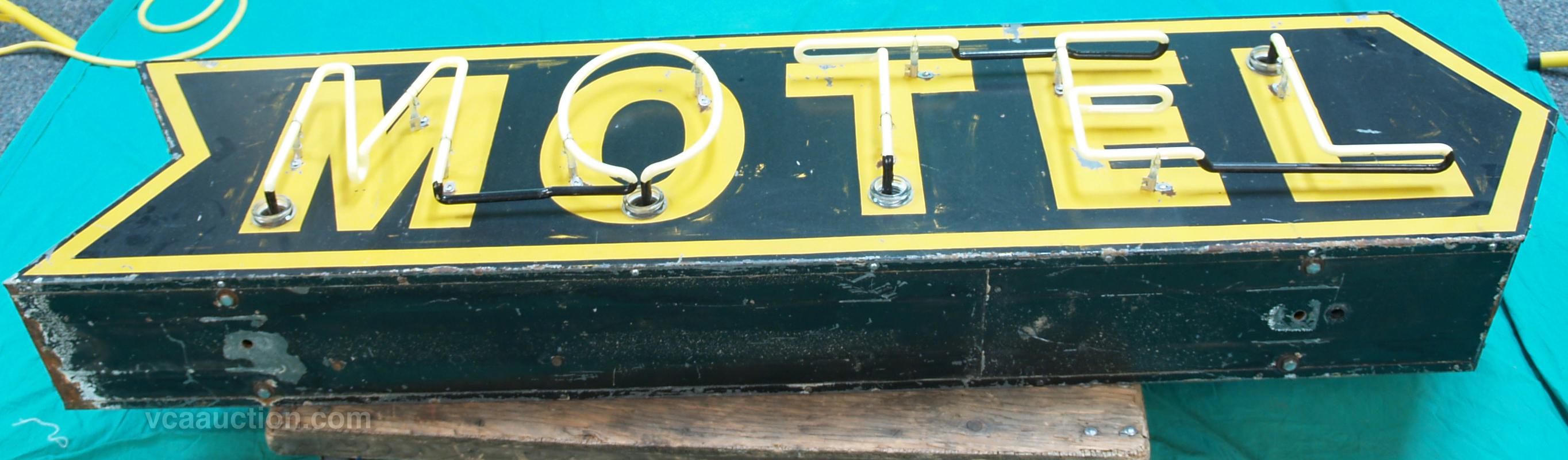 Outdoor Double Sided Arrow Shaped Neon Sign "Motel" Bl