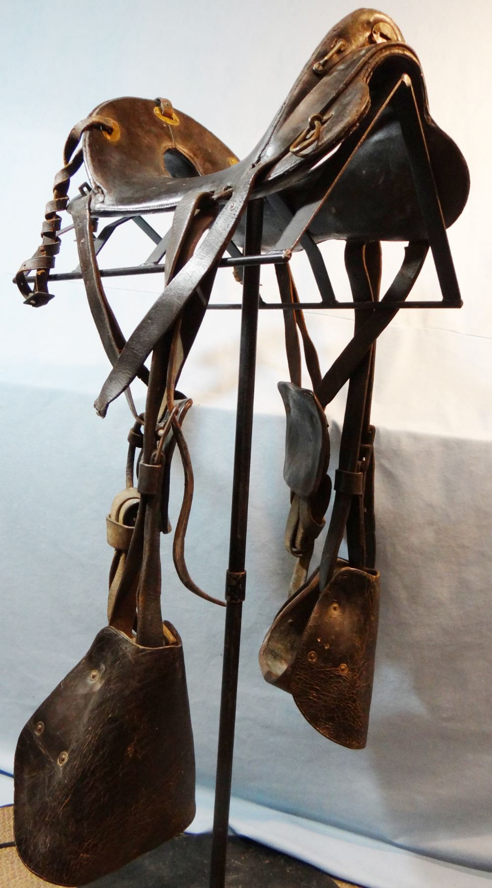 McClellan saddle, 11 1/2", black leather & 2 horsehair cinches