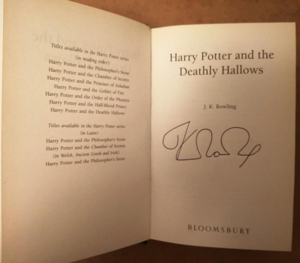 HARRY POTTER & THE DEATHLY HALLOWS - J.K. ROWLING.