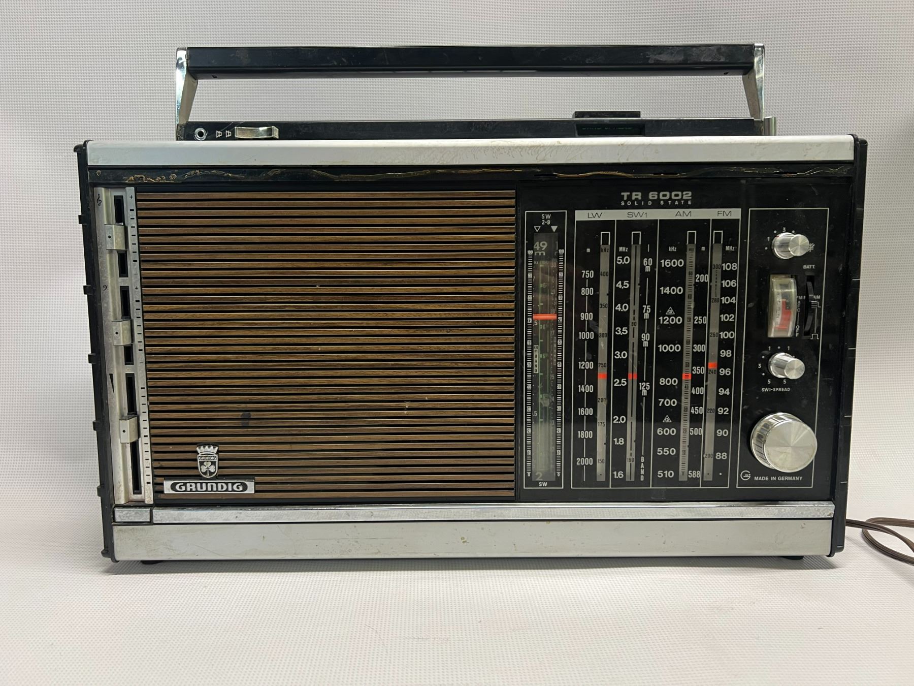 Vintage Grundig TR 6002 Solid State Radio (approx: 18"W 11"T)