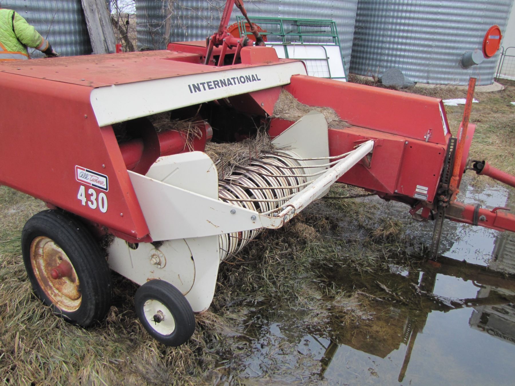 International 430T square baler