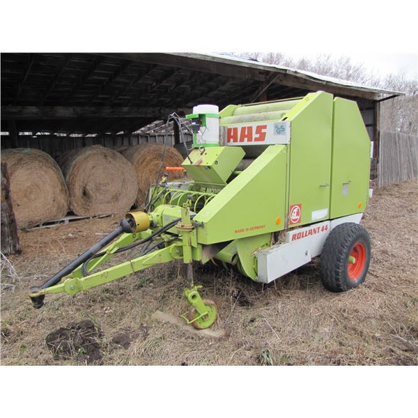 Claas Rollant 44 Round Baler; 4'x4' soft core round bales; electric ...