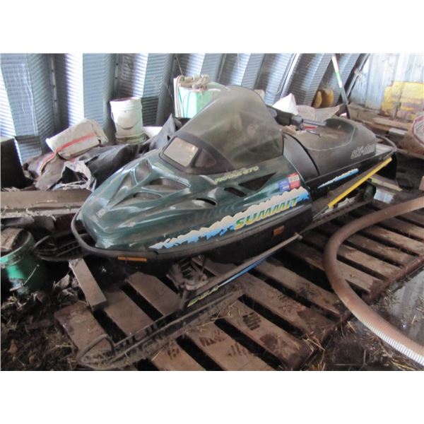 1996 ski Doo - 670 summit ; mint only 1100 kilometres