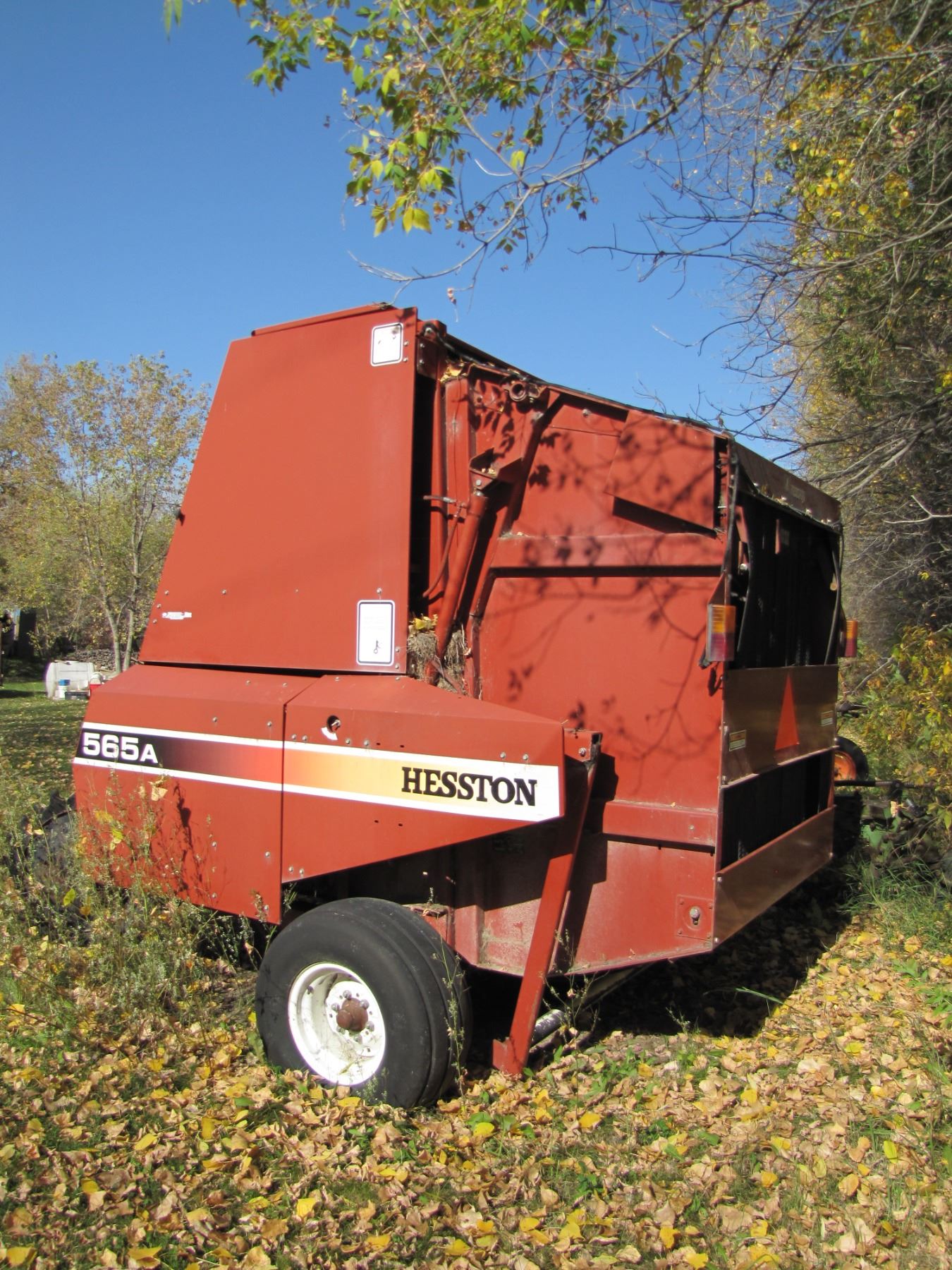 Hesston 565A Baler ; excellent Baler, with monitor, gatherings ; Wheels ...