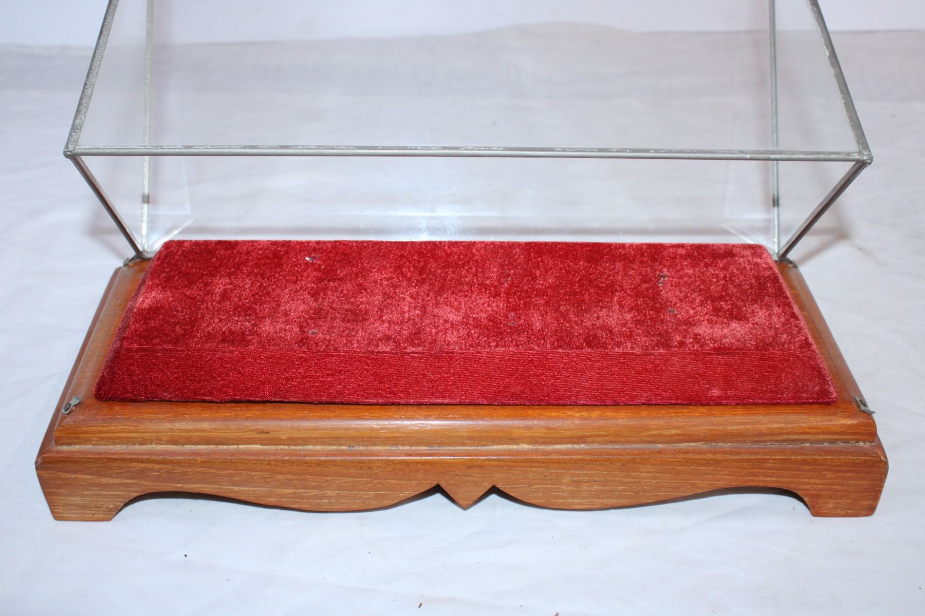 Vintage Display Case Bodnarus Auctioneering Vintage Display Case Bodnarus Auctioneering