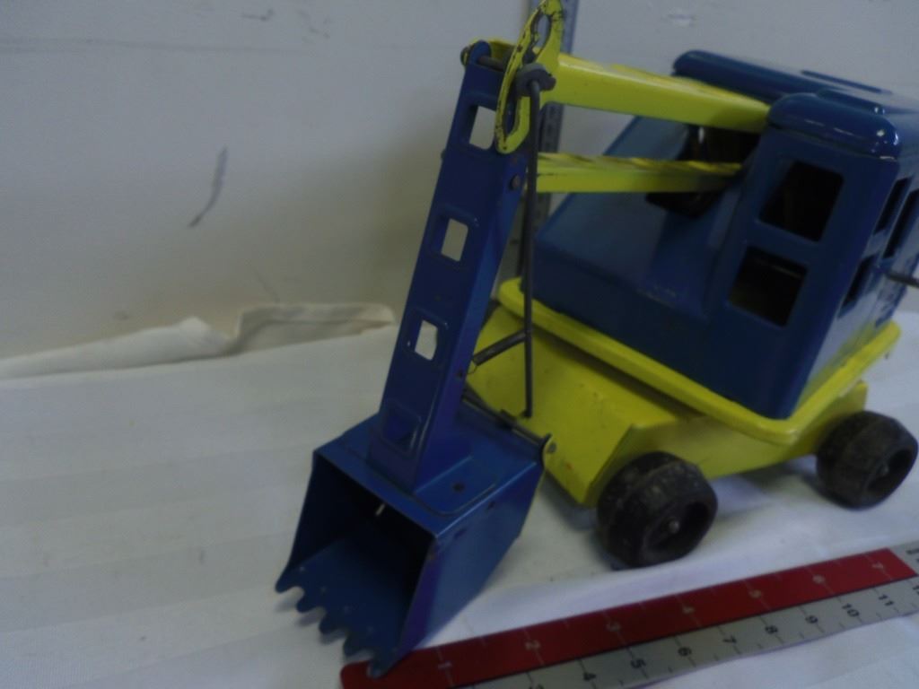 Antique Lumar Contractos Metal Toy Crane