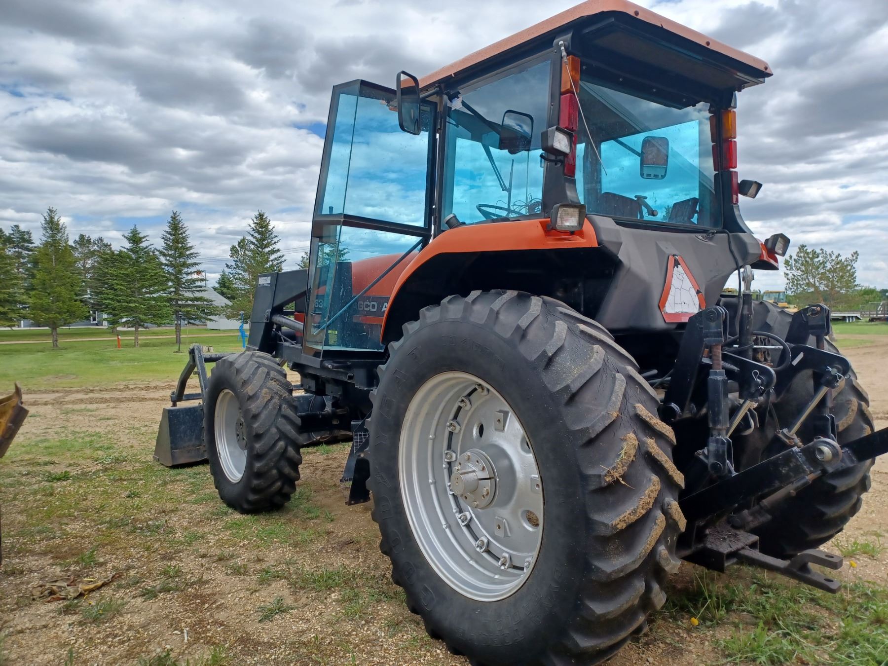 AGCO ALLIS 9630 TRACTOR W/ EZEE-ON LOADER & GRAPPLE SN#920053 96" BUCKET