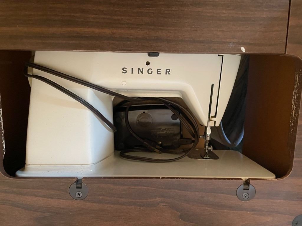 Singer sewing machine w/cabinet