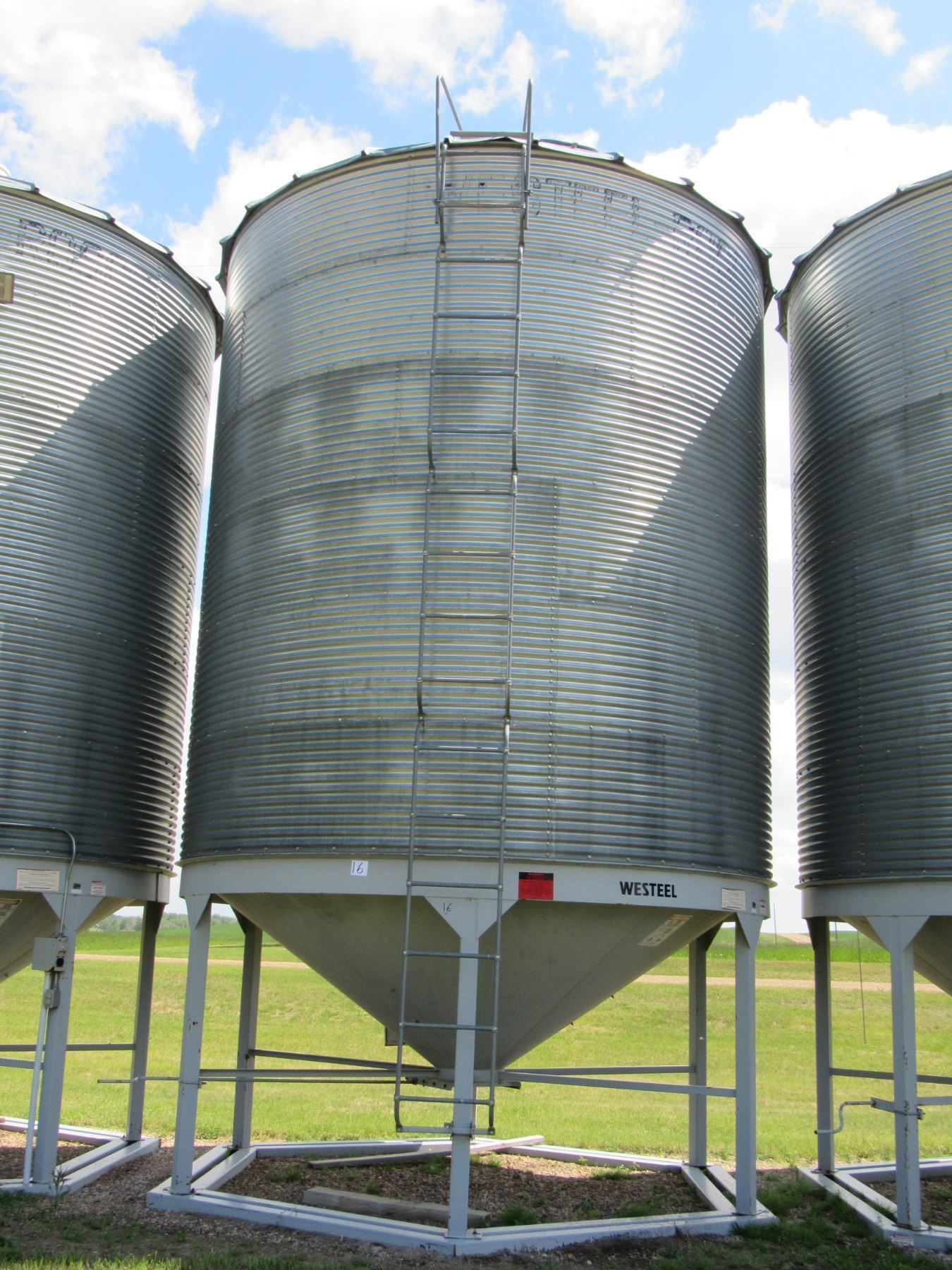 Approx 2300 Bush. Westeel Rosco Hopper bin. c/w lid openers and ladders ...