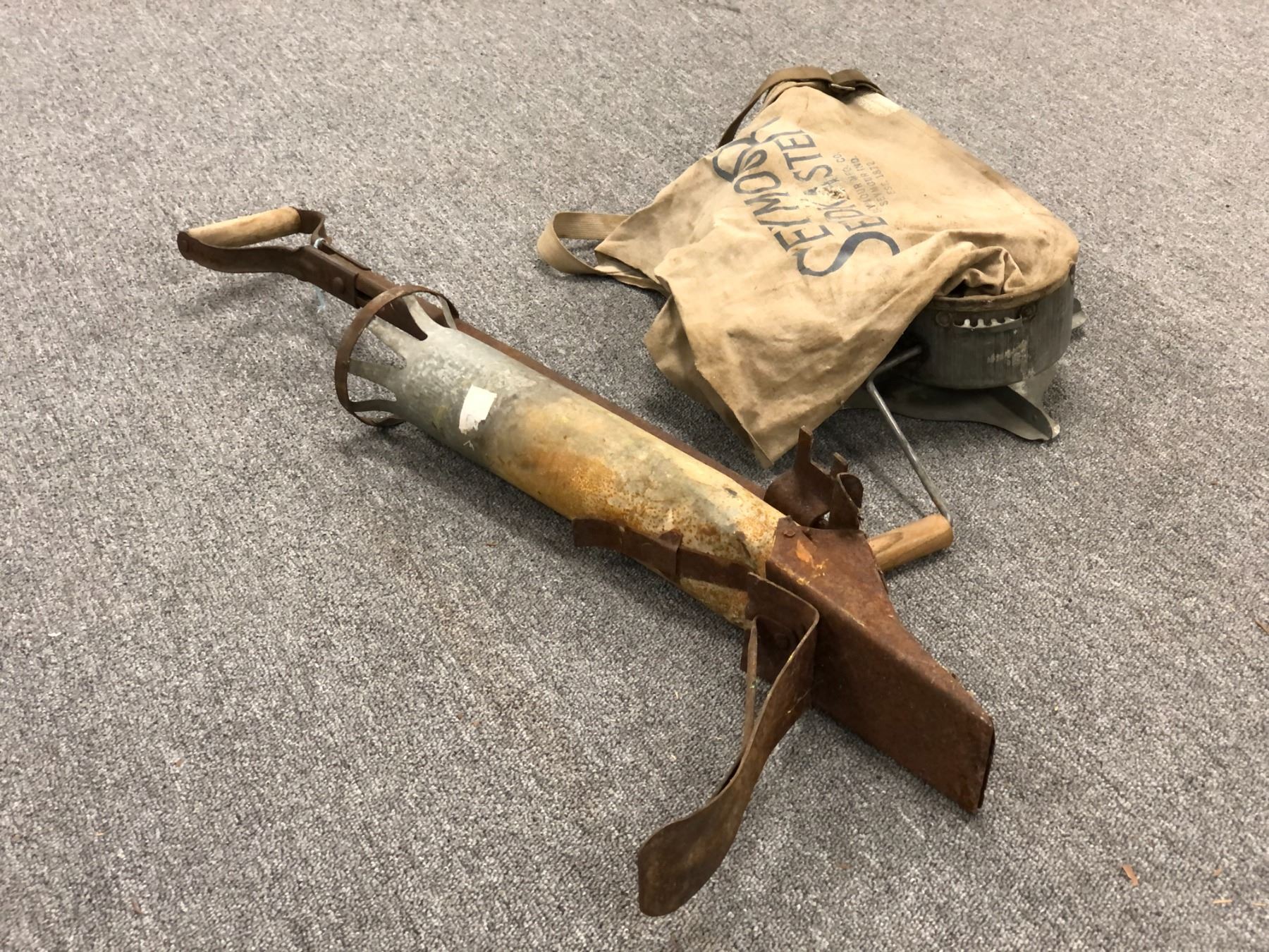 2 antique farm seeders - Seed spreader & manual seeder