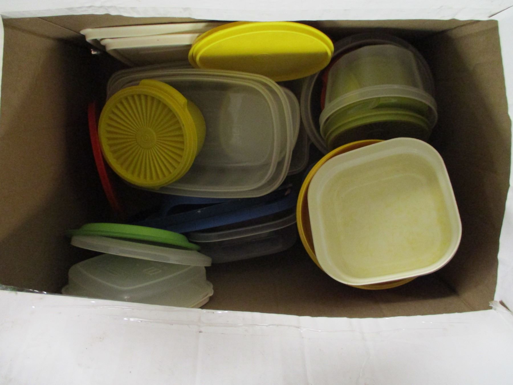 ESTATE: BOX OF TUPPERWARE & PLASTICWARE
