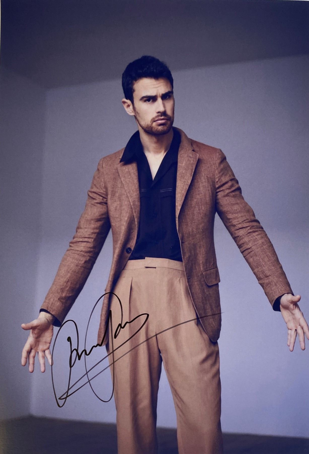 Autograph Signed Theo James Photo