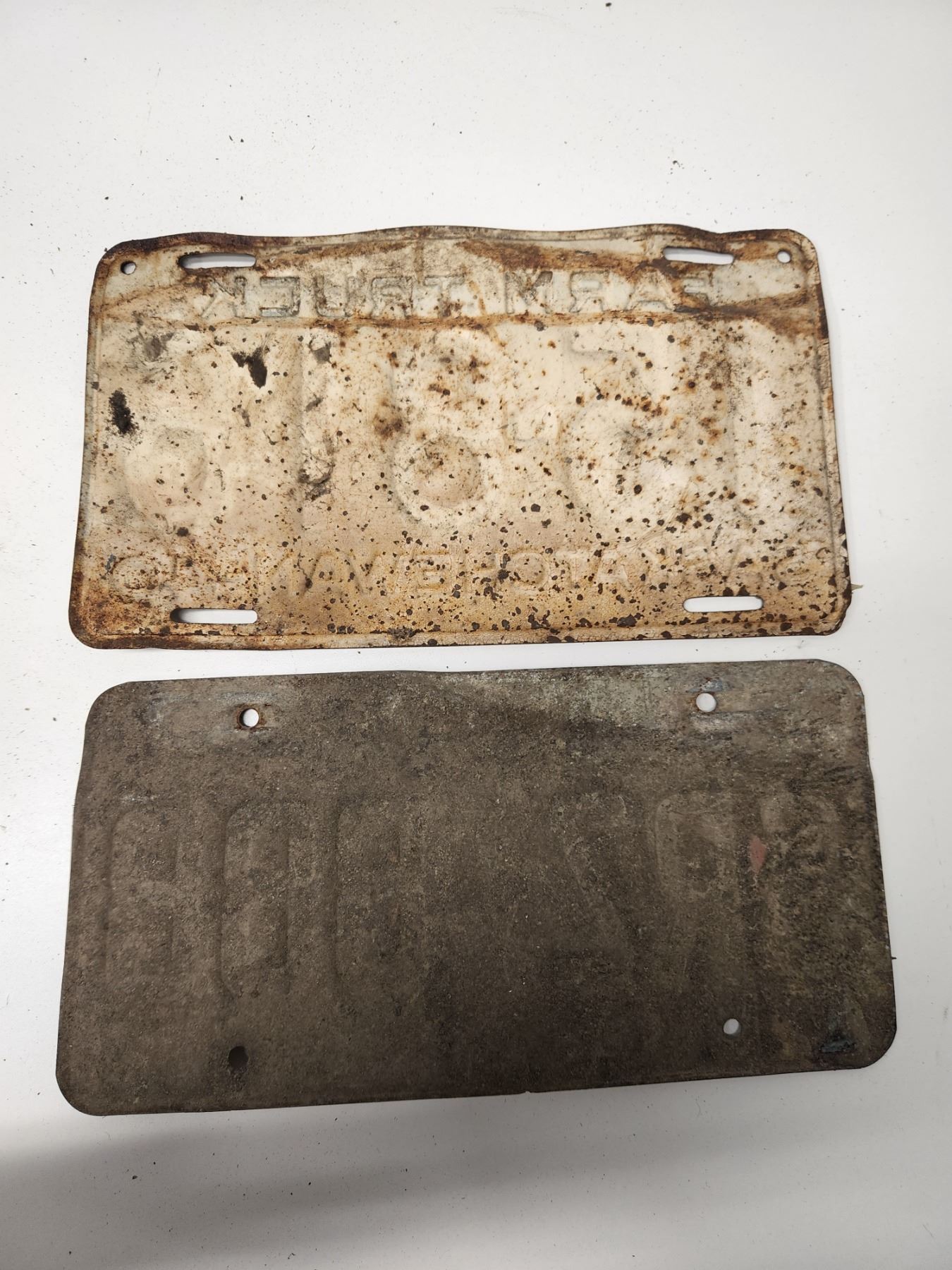 (2)Plates: Farm Truck 15-816 40-Sask, SRZ 888 Sask