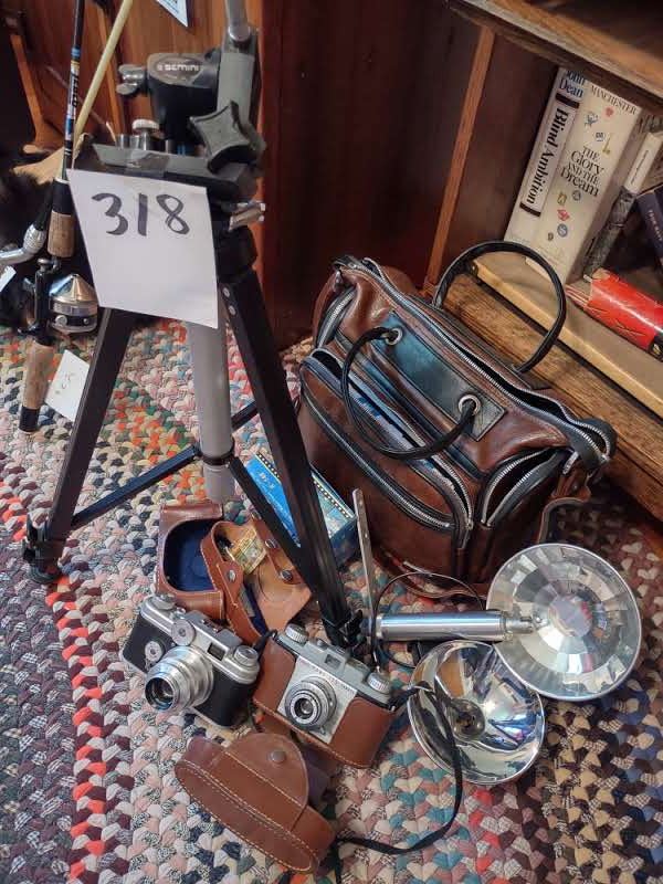 VINTAGE PHOTOGRAPHY LOT: ARGUS CAMERA, KODAK PONY 135 CAMERA, TRIPOD ...