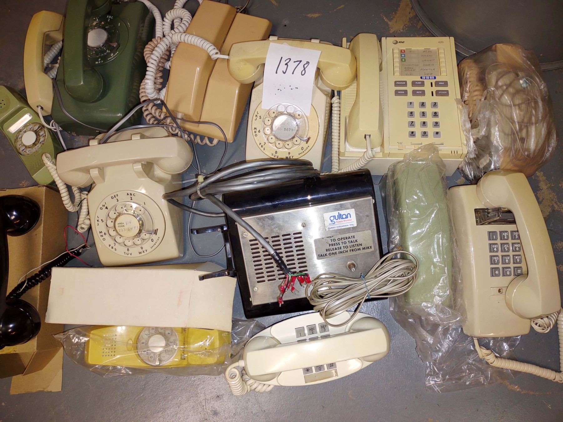 APPROX 12 VINTAGE PHONES AND PHONE PARTS