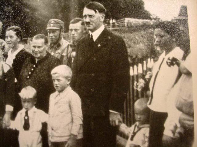 WW2 NAZI GERMAN ADOLF HITLER PHOTO - HITLER POSING