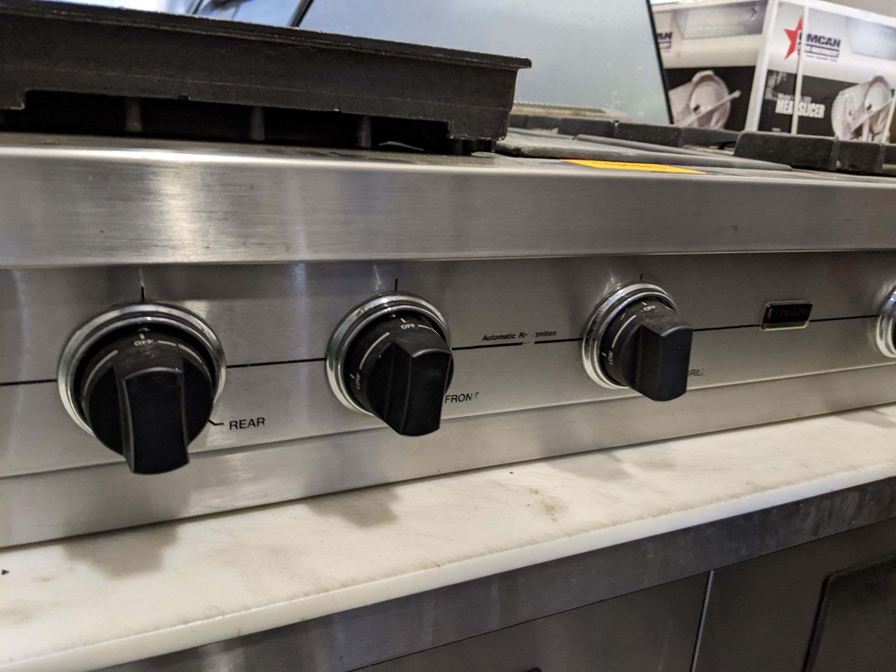 Ultraline - Countertop 4 burner range w/Char-broiler