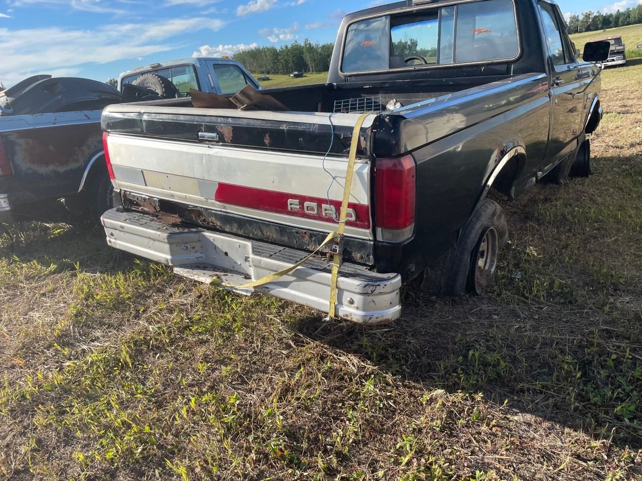 1988 Ford F150 Short Box, 4x4, 3" lift , 302 5 Speed