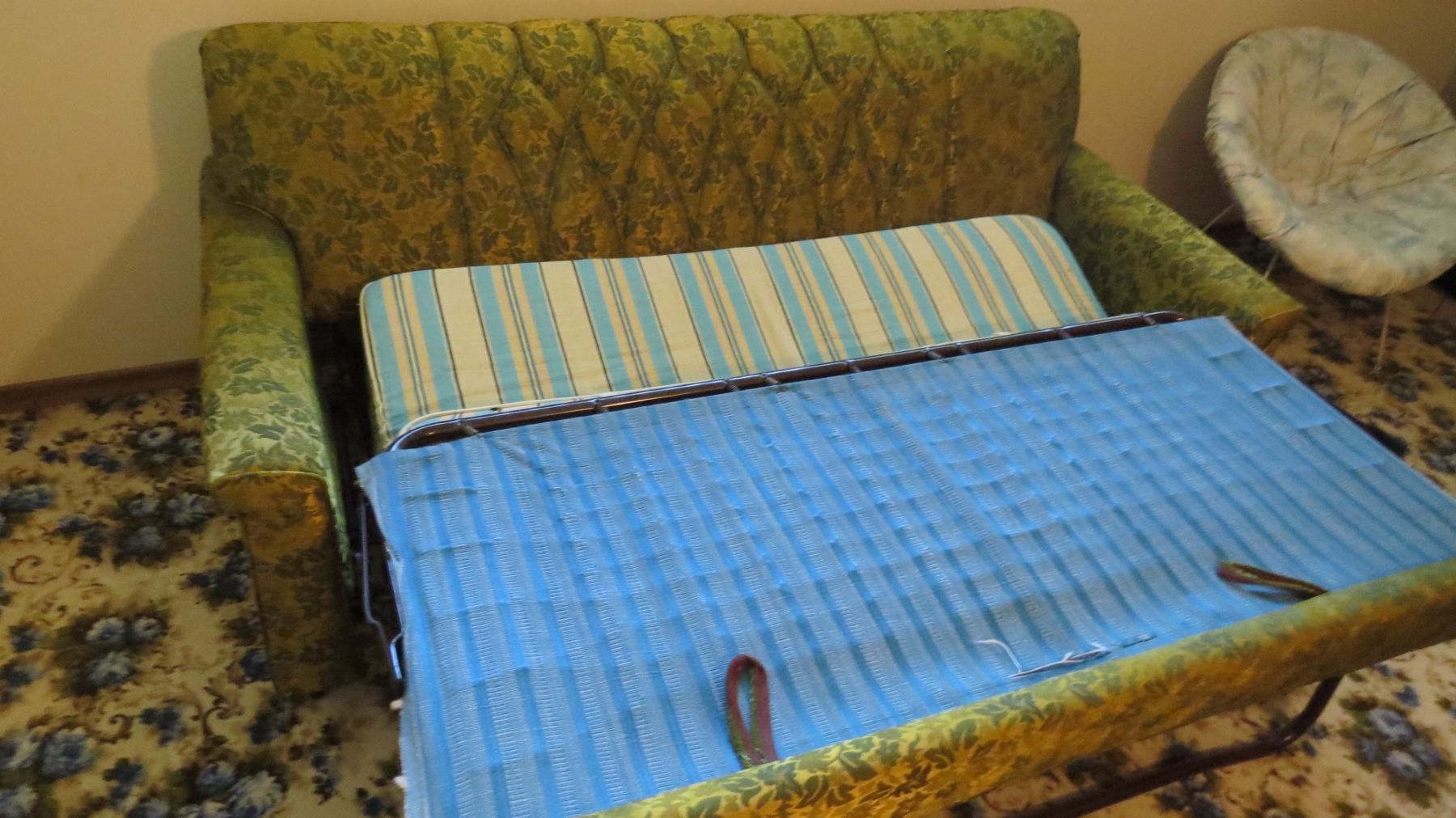 Vintage Hide a bed Couch 70 W 35 D heavy Bodnarus Auctioneering Vintage Hide a bed Couch 70 W 35 D heavy Bodnarus Auctioneering