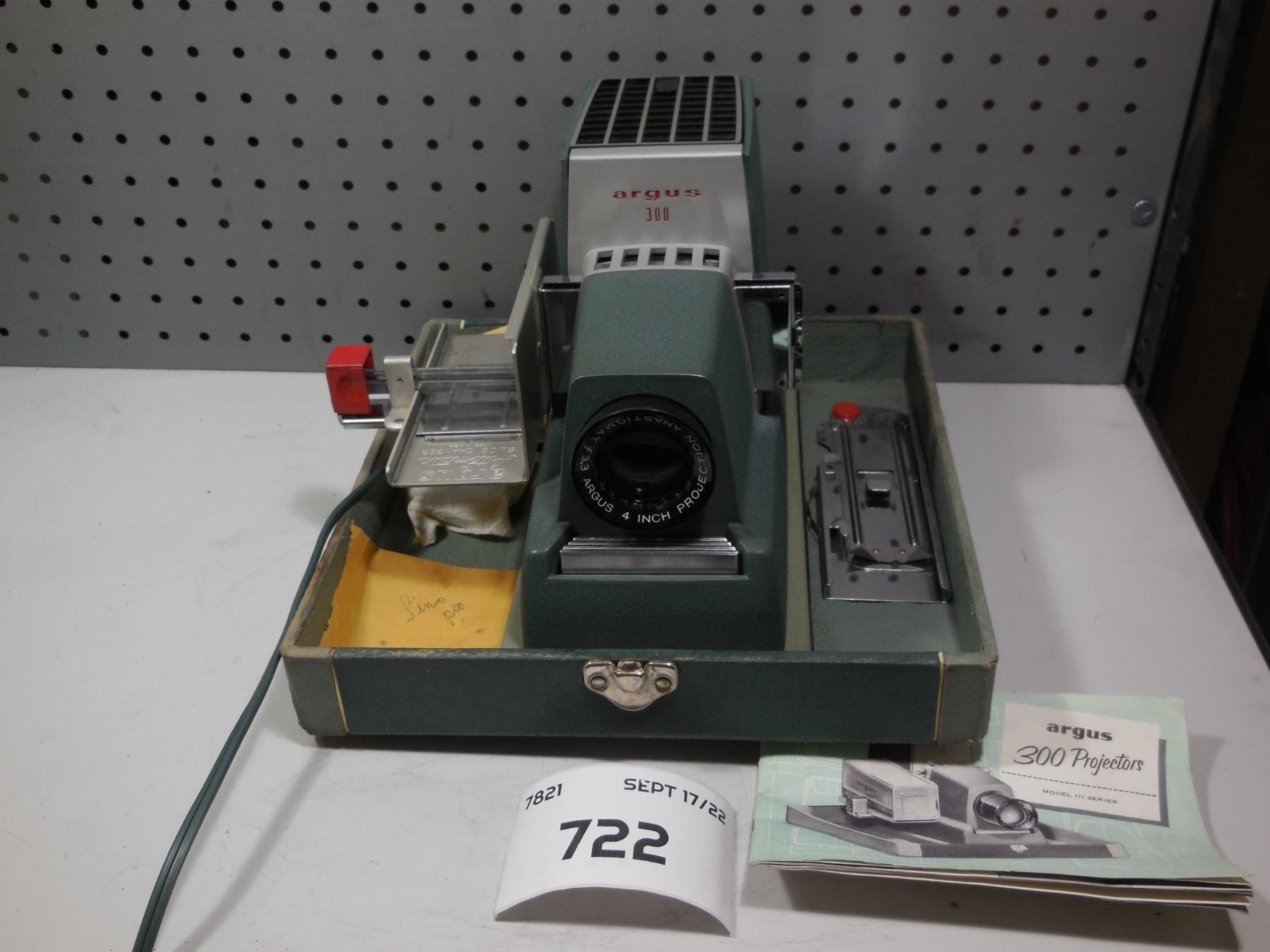Vintage Argus projector - works (bulb burnt out) - Schmalz Auctions