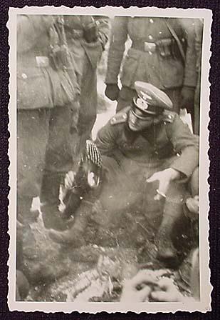 WW2 NAZI GERMAN PHOTO WEHRMACHT SOLDIER INSPECTING