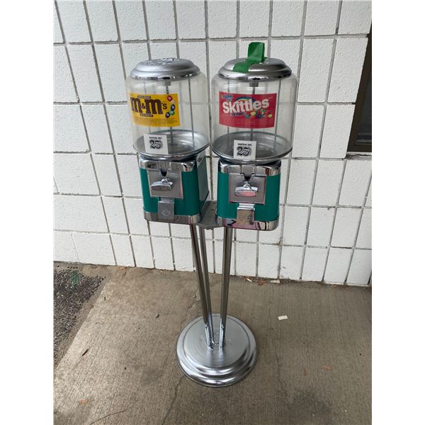 Beaver candy machine with key