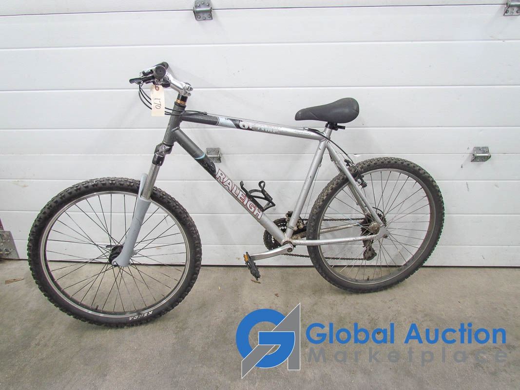 Men's 26" Raleigh Silver MOuntain Bike