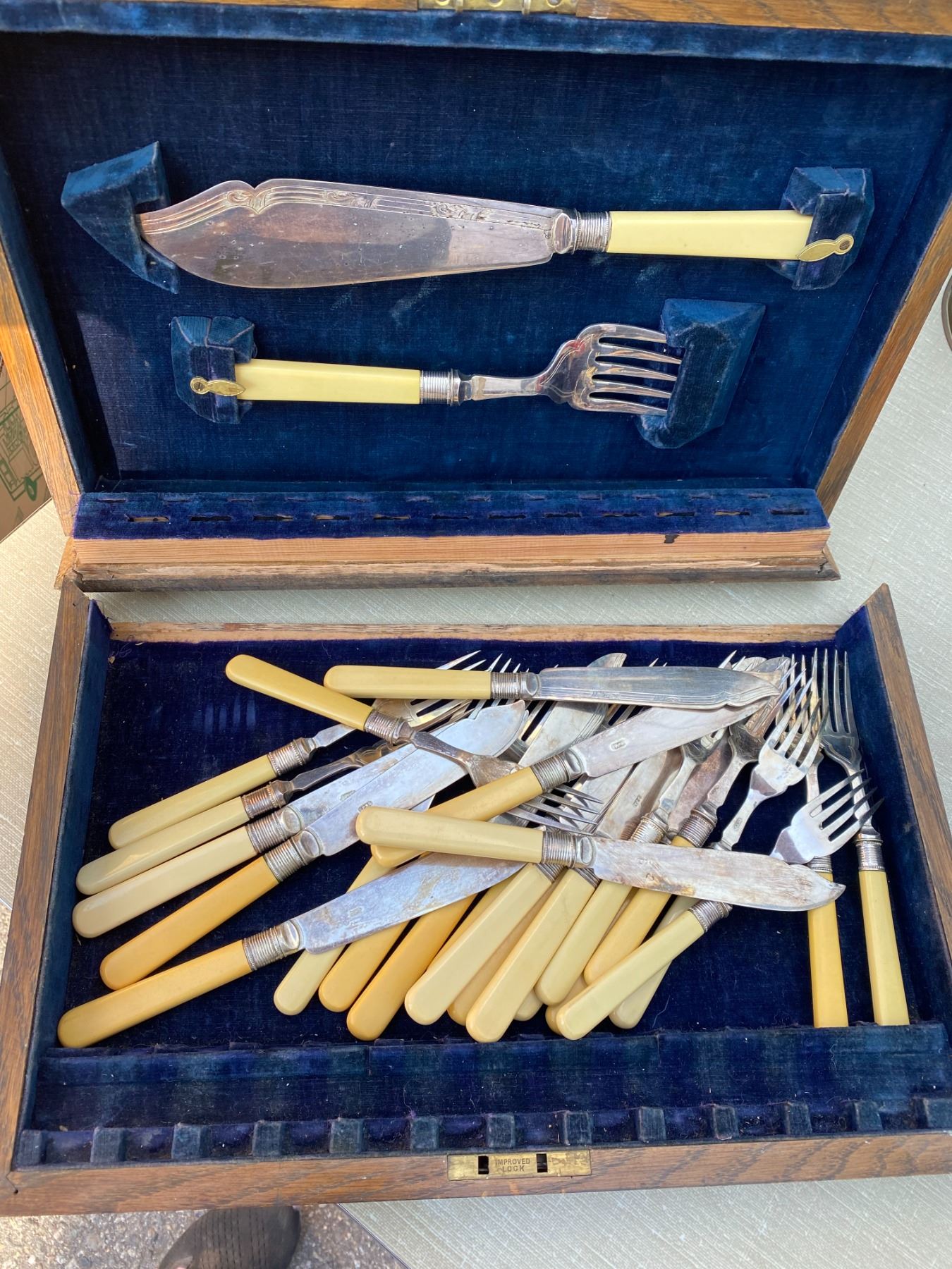 Flatware broken case