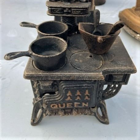Cast Iron Stove Queen Set Salesman Sample Miniature
