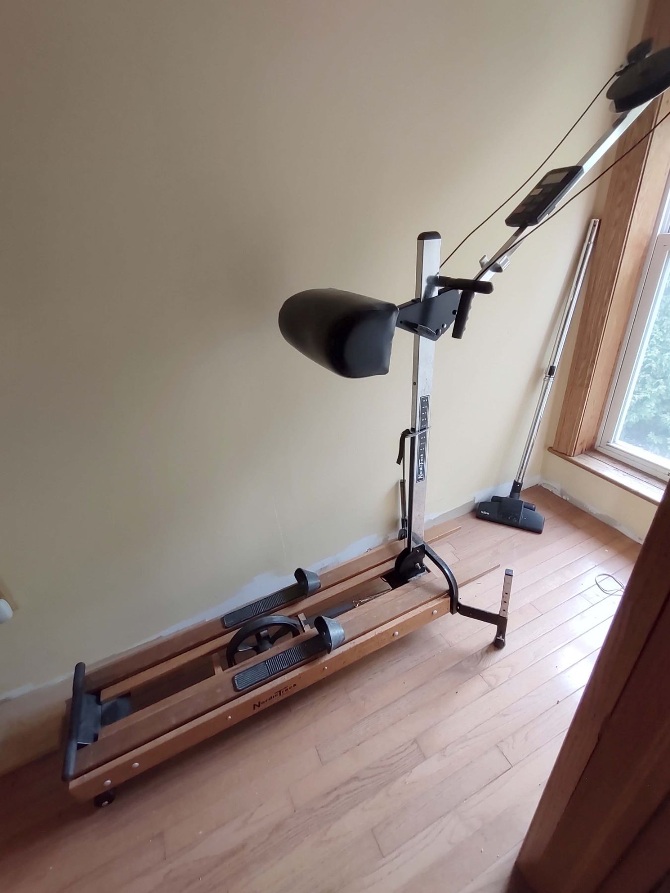 NORDIC TRAK TRAINING MACHINE