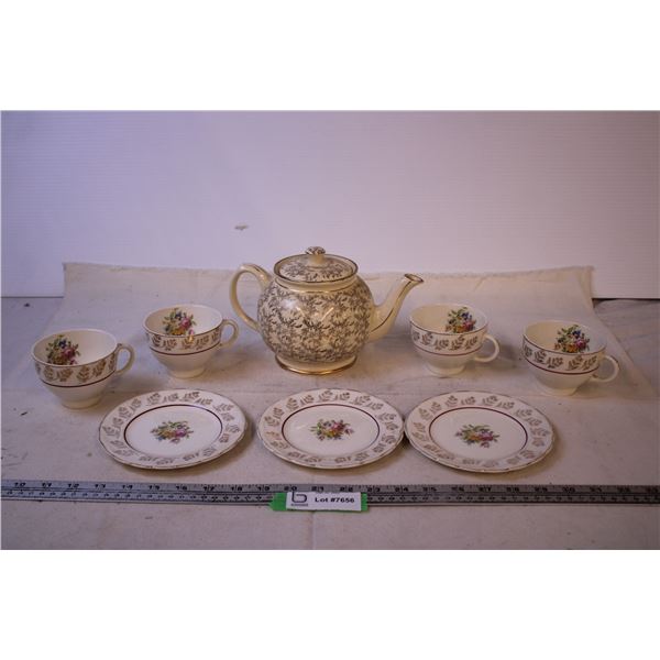 Tea Pot 4 Tea Cups And 3 Saucers Bodnarus Auctioneering