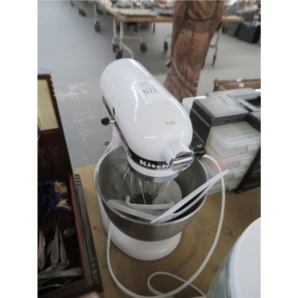 Kitchen Aid 8 Qt Mixer And Attachments