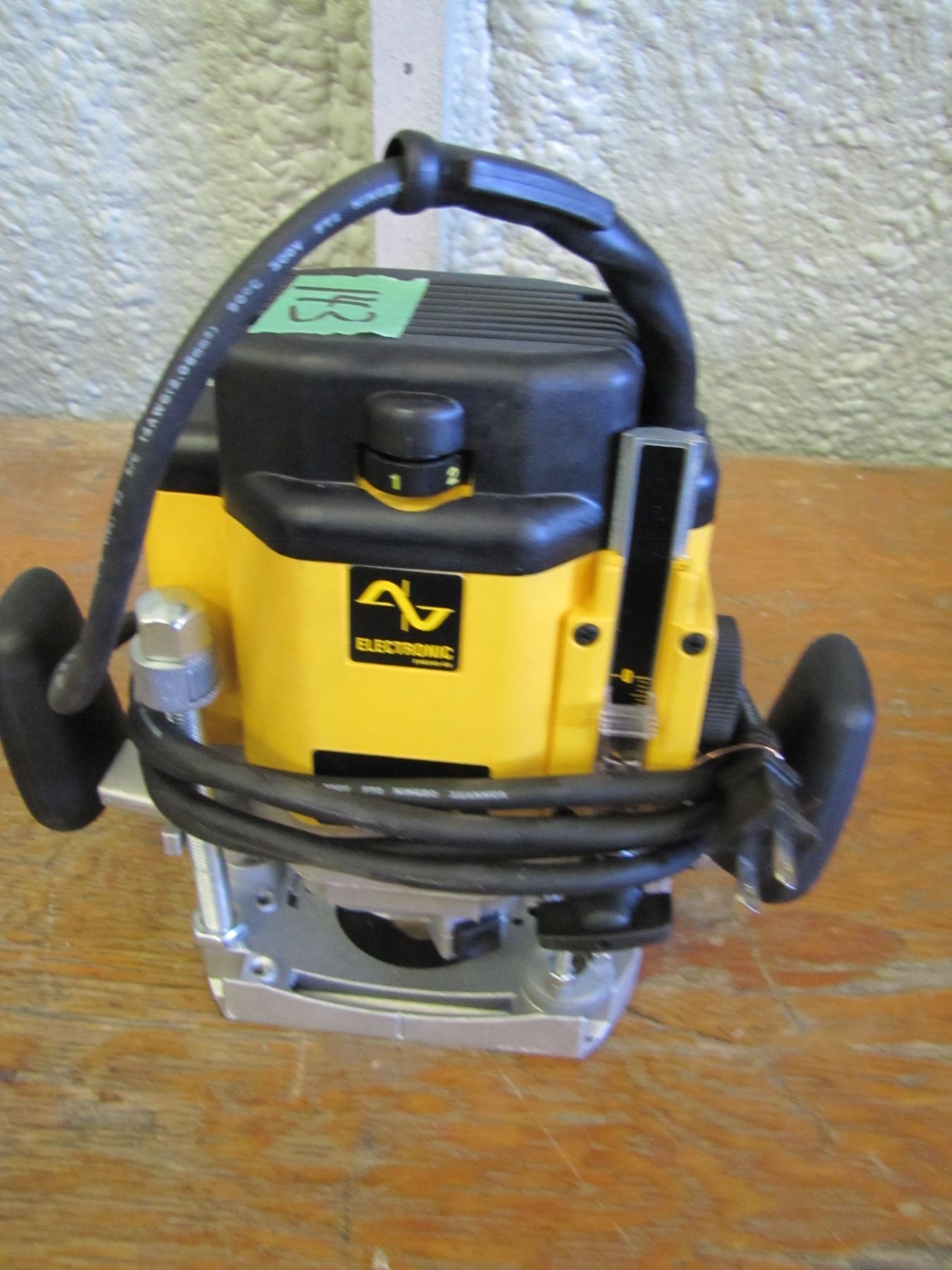 Dewaldt DW625 Plunge router 3 horsepower