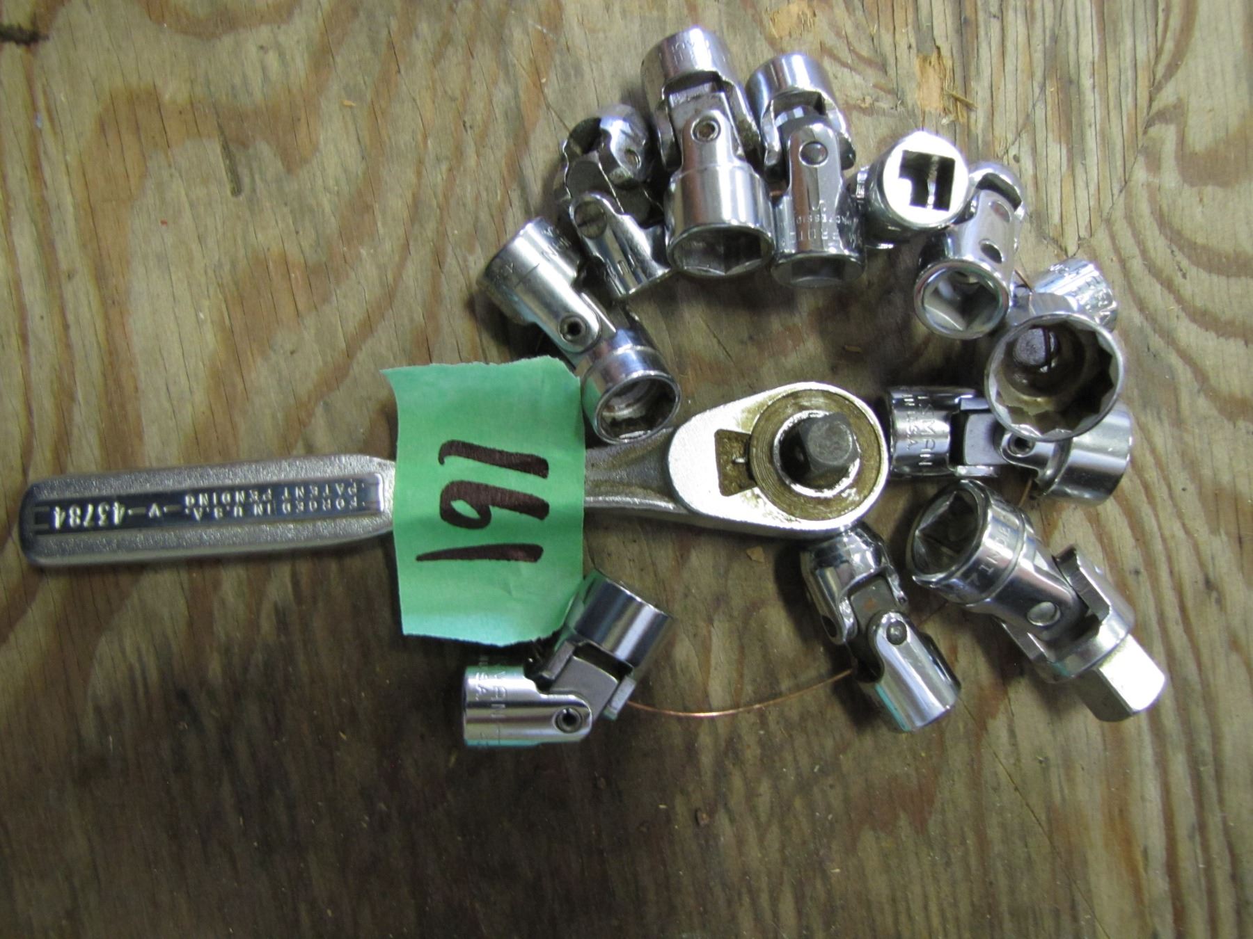 Ratchet and knuckle sockets