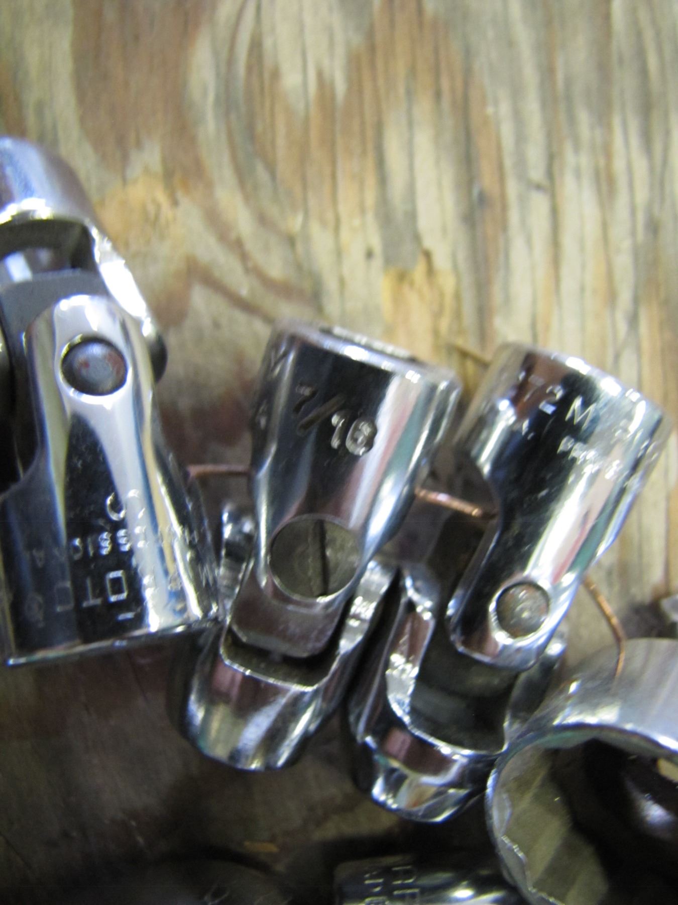 Ratchet and knuckle sockets