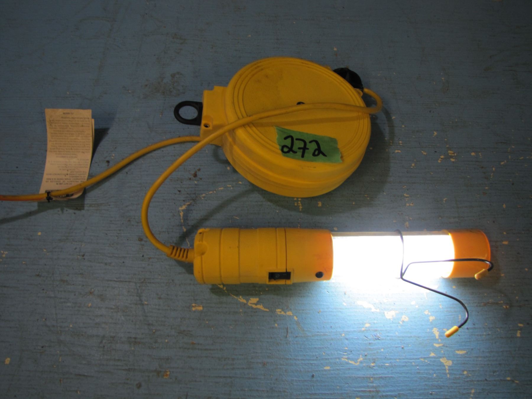 Trouble light with retractable cord