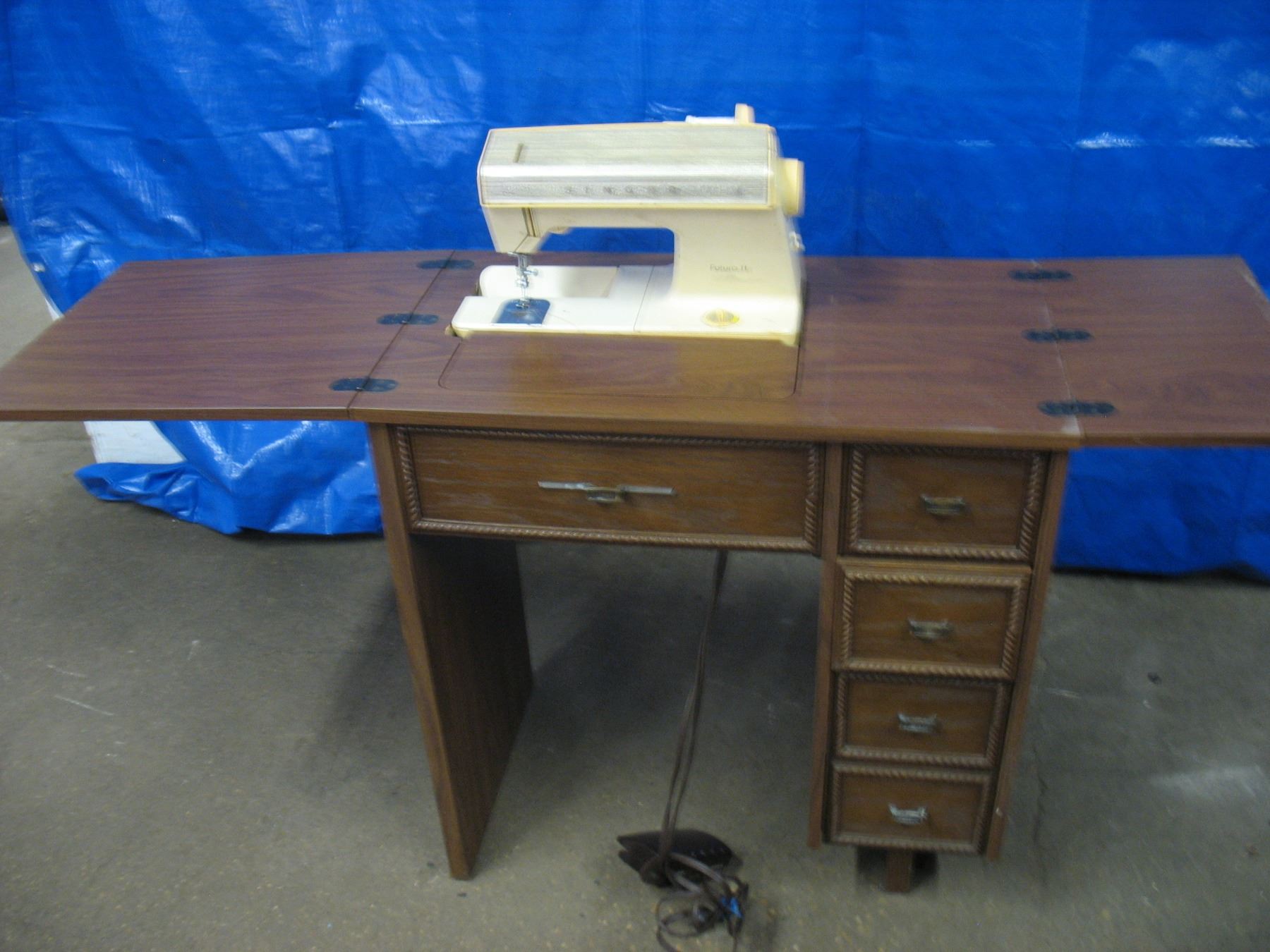 Singer futura II model 920 -two way sewing surface; in cabinet